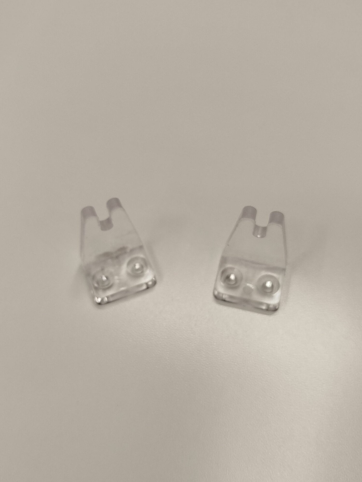 Фиксатор нижней планки прозрачный 4 шт с саморезами для горизонтальных жалюзи