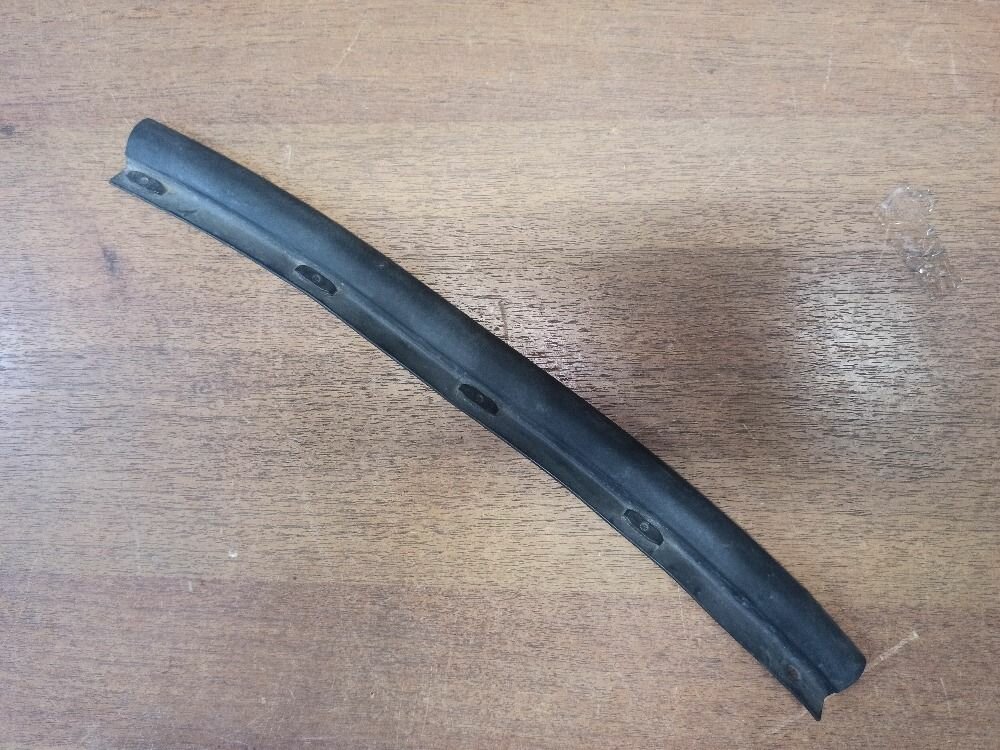 Уплотнитель капота LR Volkswagen Golf 6 5K0823707C