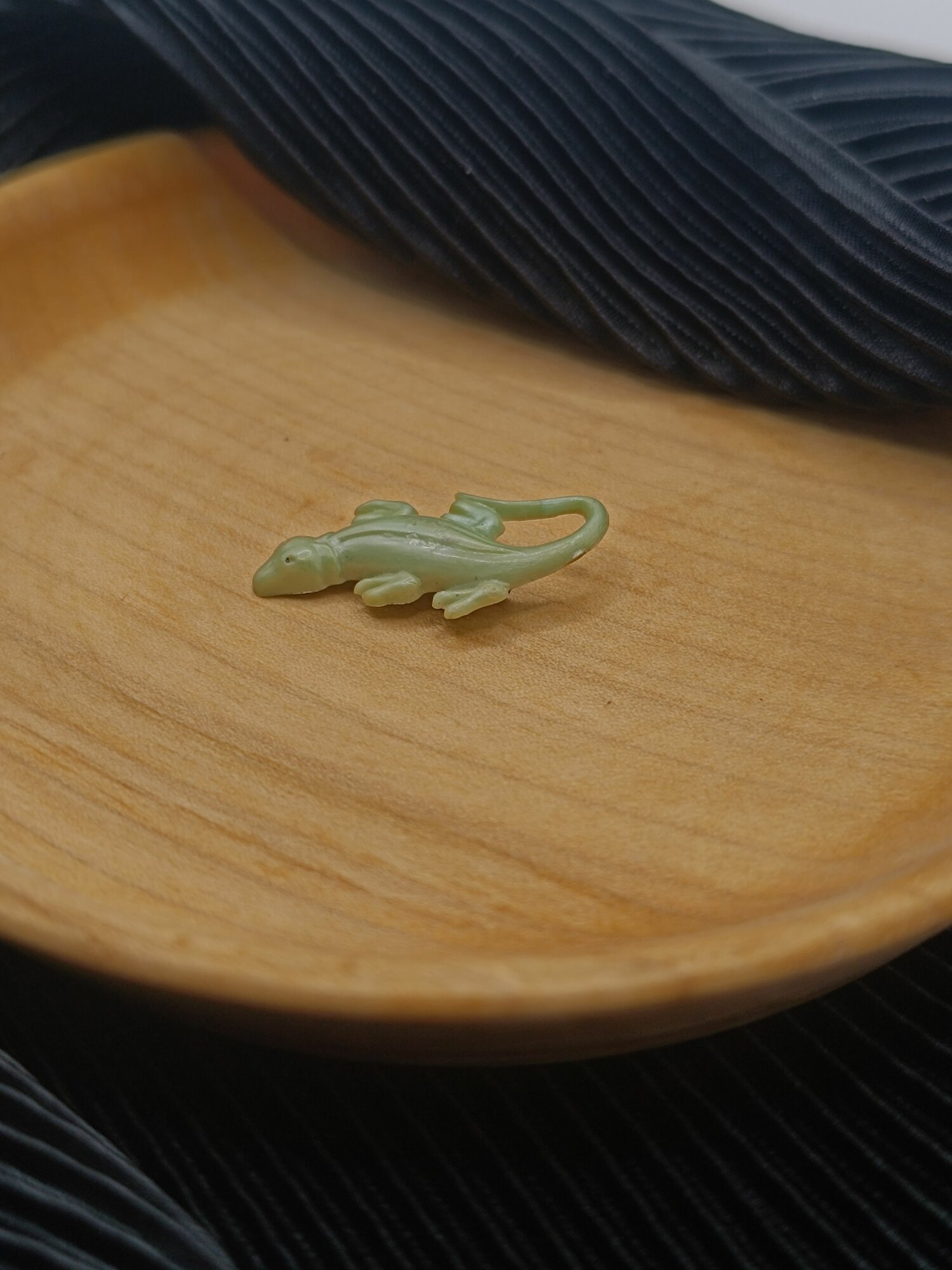 Винтажная пластиковая брошь ящерица.