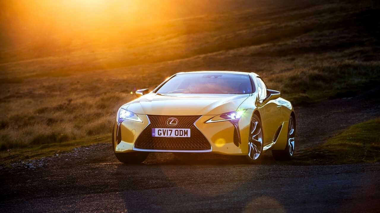 Картина на холсте 110x60 LinxOne "Желтый автомобиль Lexus LC 500" интерьерная для дома / на стену / на кухню / с подрамником