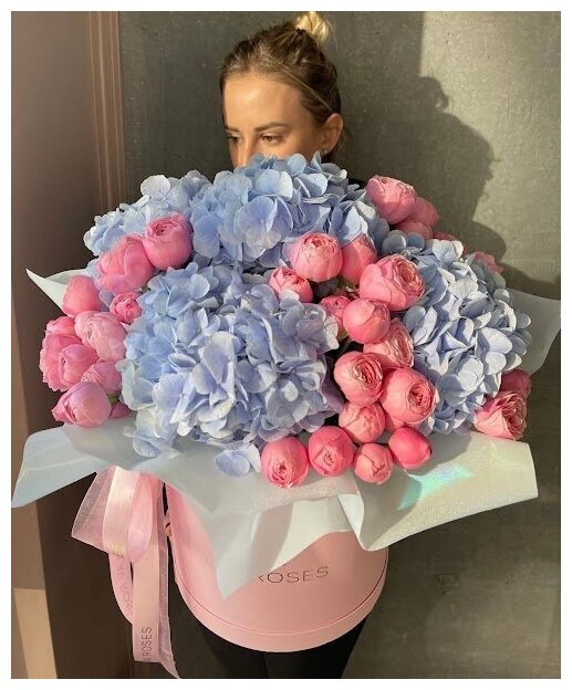 Букет "Счастливый день" в коробке, гортензия голубая, пионовидные розы, красивый букет цветов, роза, шикарный, цветы премиум.