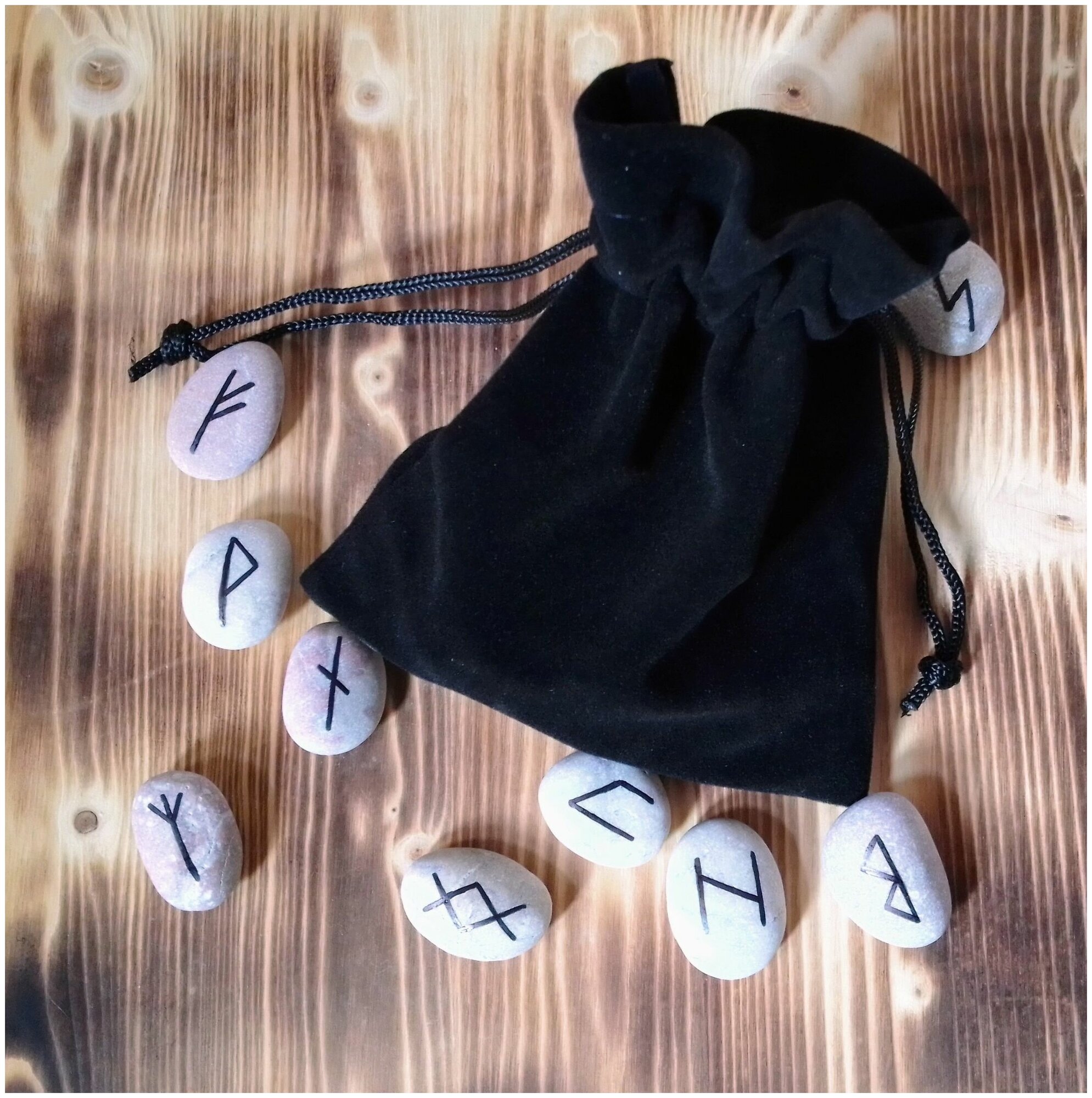 Скандинавские руны на мраморе /Старший Футарк