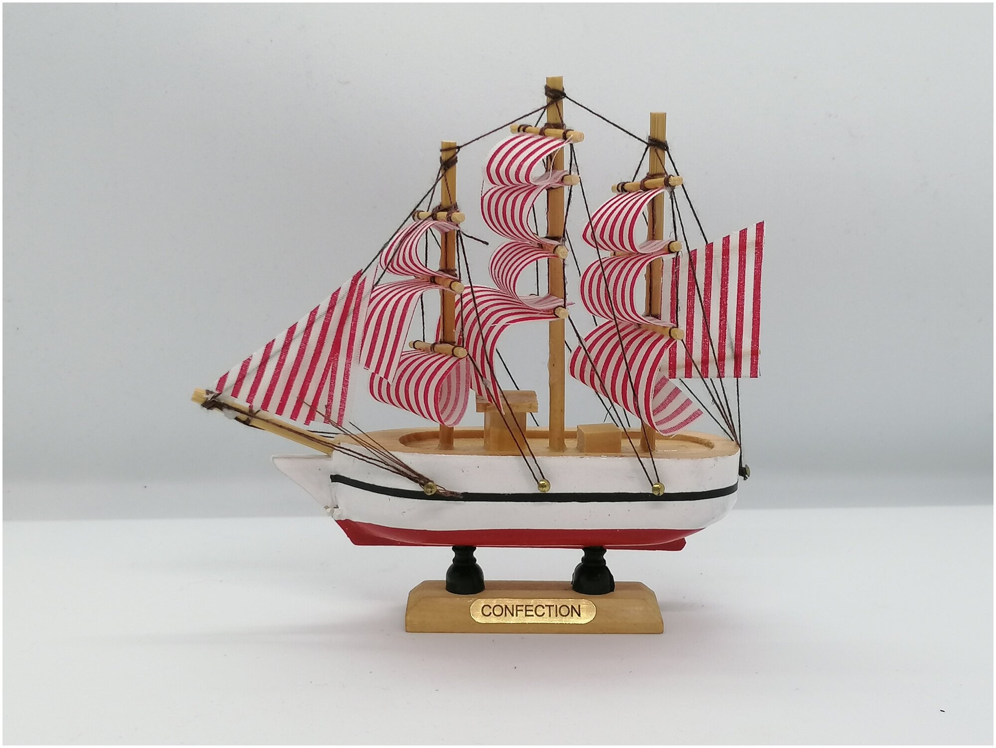 Корабль-парусник сувенирный, красно-белый, 14 см(В)