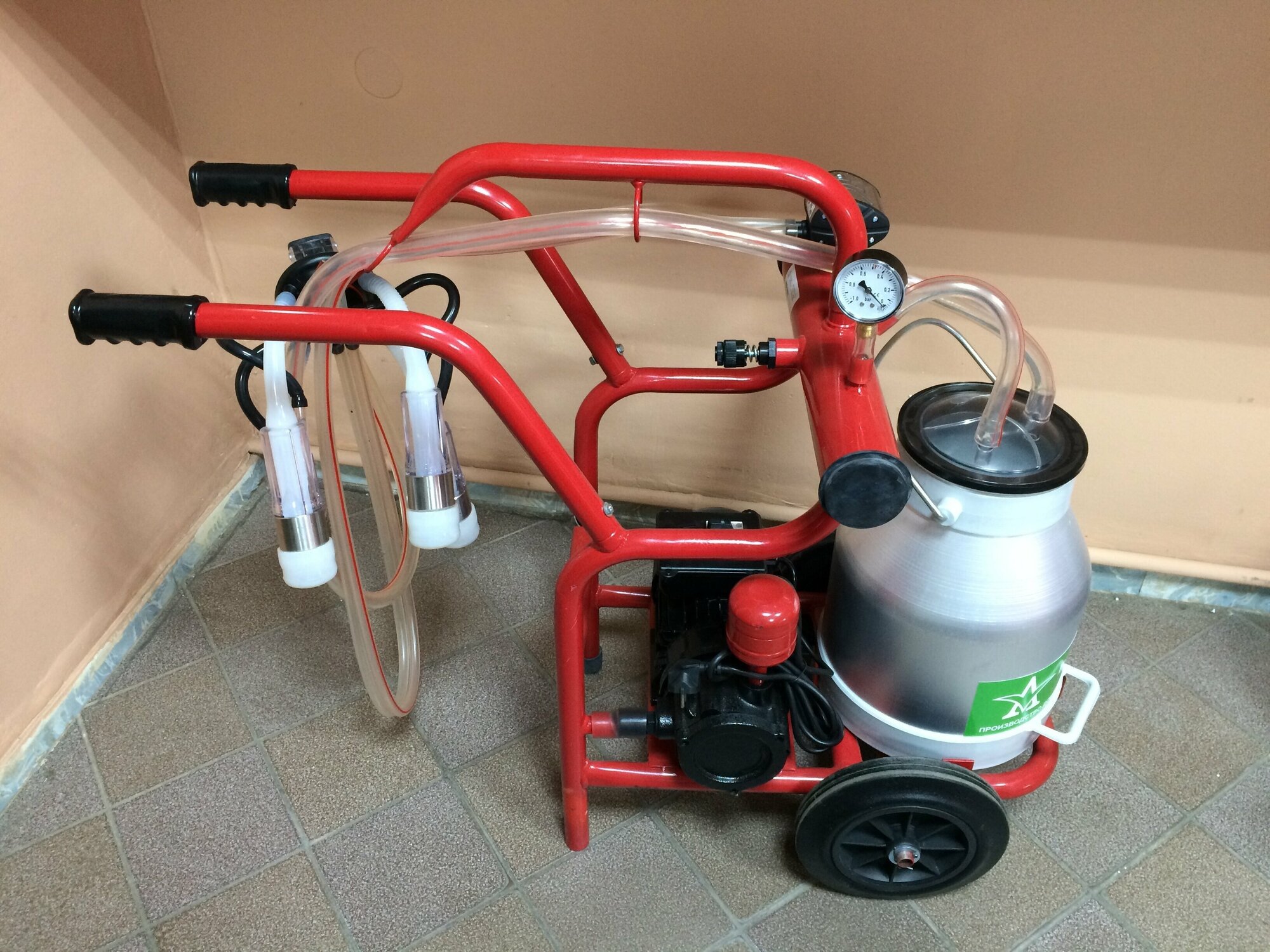 Доильная установка АИД-ПДУ 20.4 с двумя ручками и силиконовой резиной.