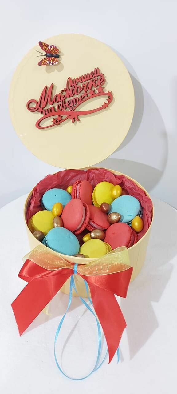 Макарунс в коробке для мамы