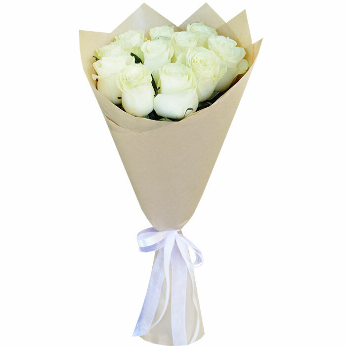 Букет из 11 белых роз в крафте