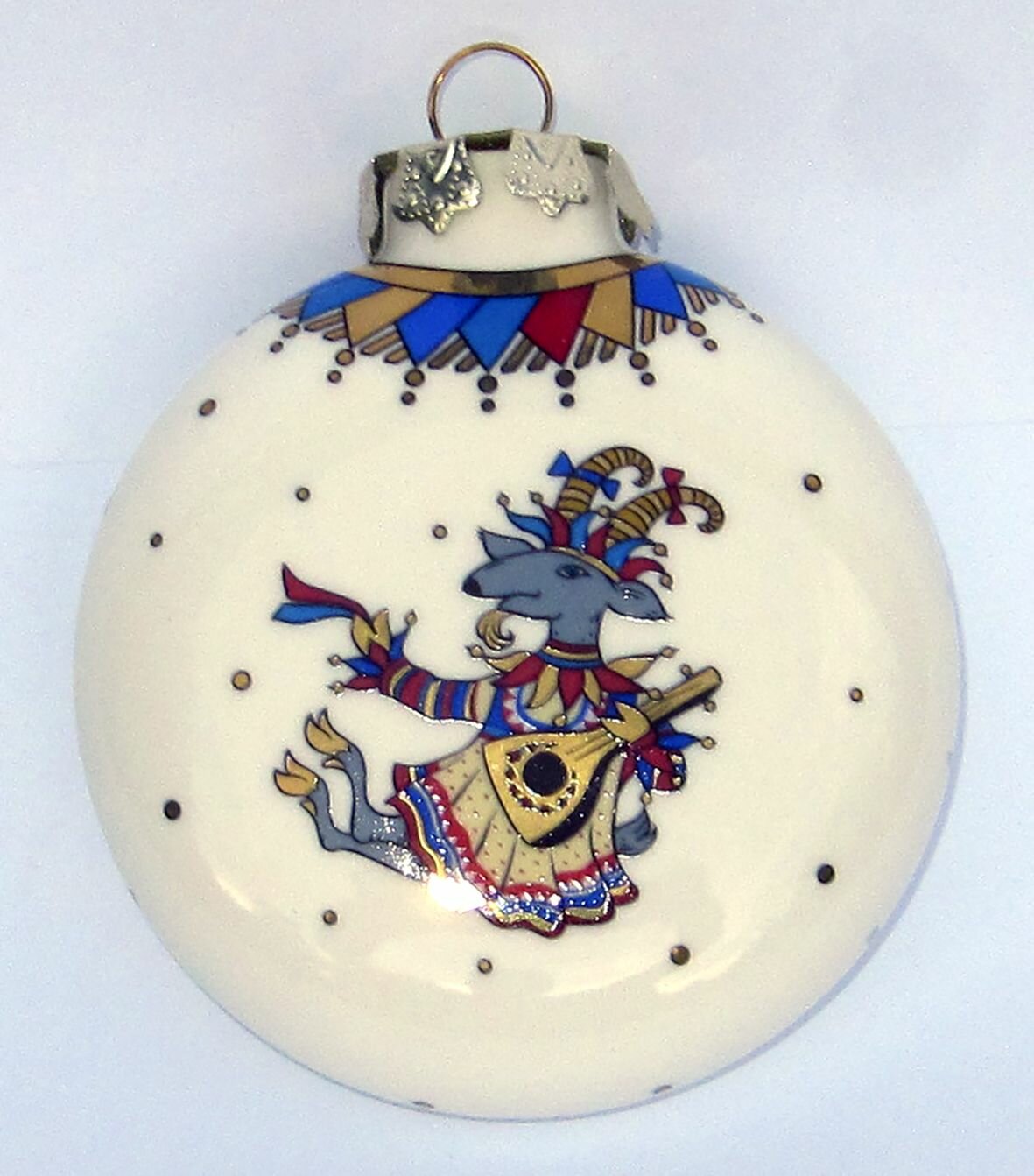 Медальон фарфоровый елочная игрушка ярмарка (коза В сарафане). Авторская работа Россия.