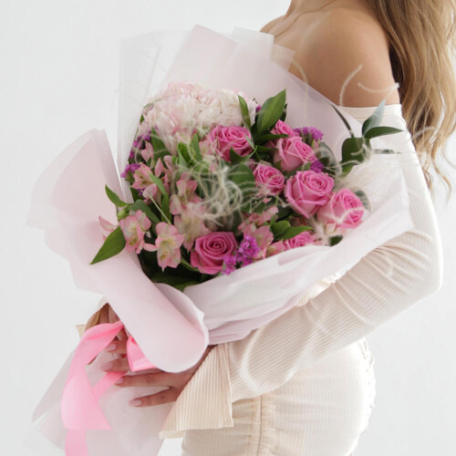 Букет цветов Venus in Fleurs "Авторский №3", из роз, гортензий и альстромерий, круглый, 31 цветок