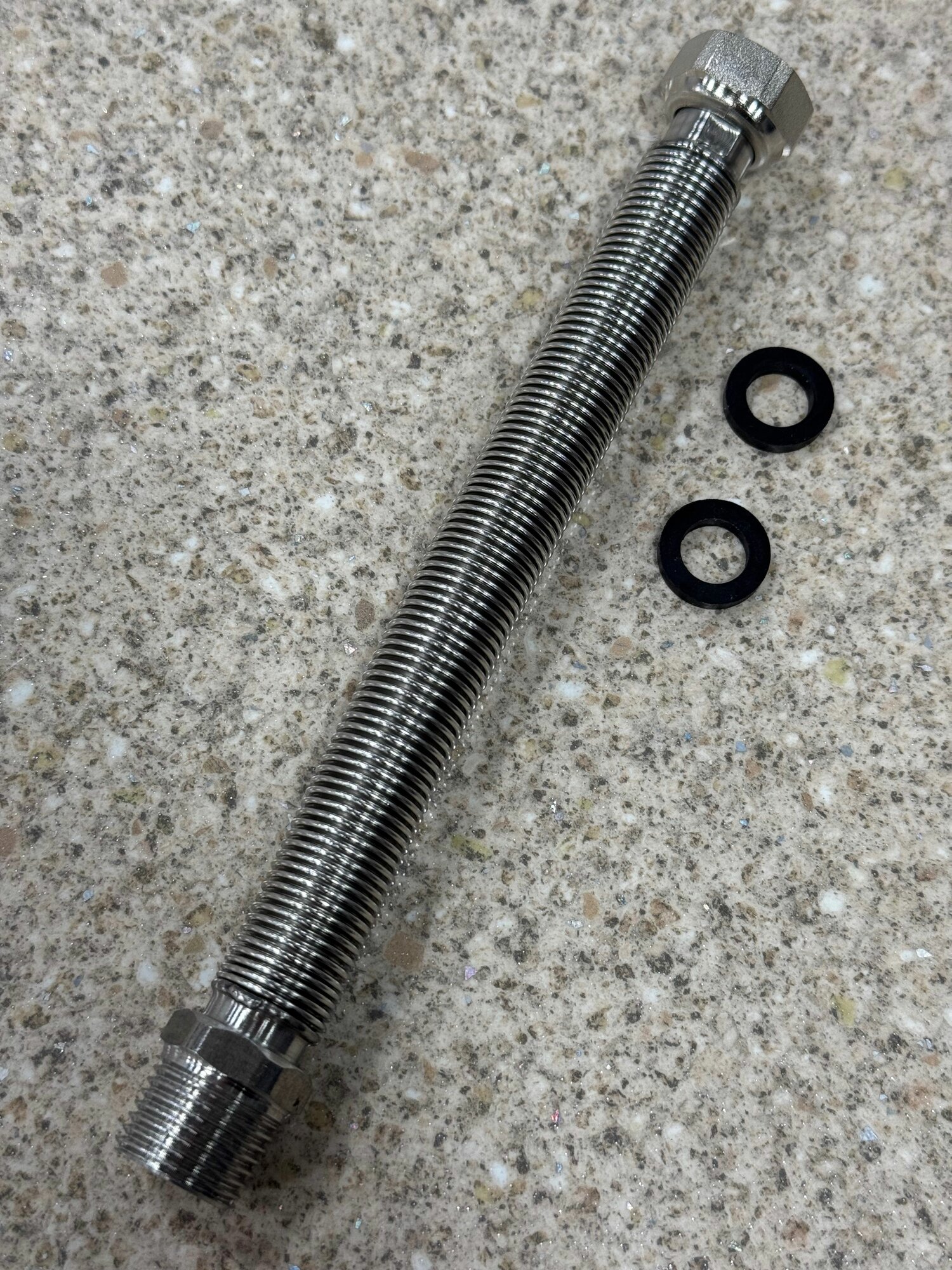 Подводка 1/2" растягивающаяся 18см-40см для воды TIM