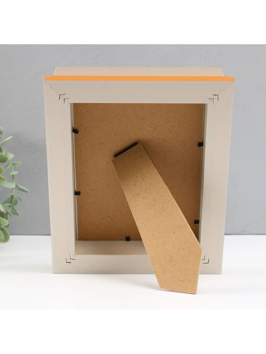 Стильная фоторамка в бежевом с золотой окантовкой