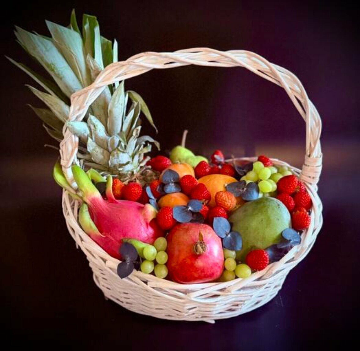 Фруктовая корзина №13 (ананас, манго, клубника, виноград, украшение)