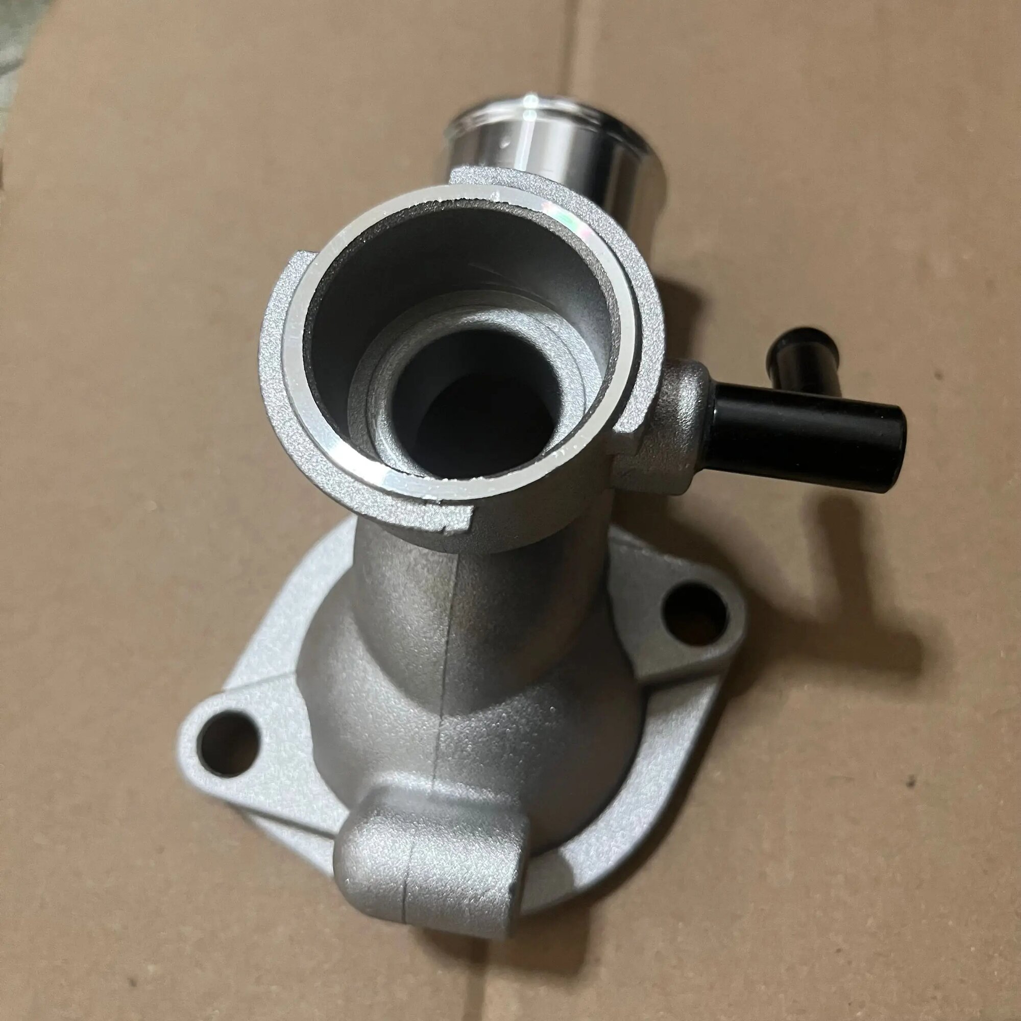 25560-4X110 Автомобильный алюминиевый корпус термостата, крышка двигателя, выход насоса охлаждающей жидкости, подходит для Hyundai Terracan 2001-2006 255604 X11