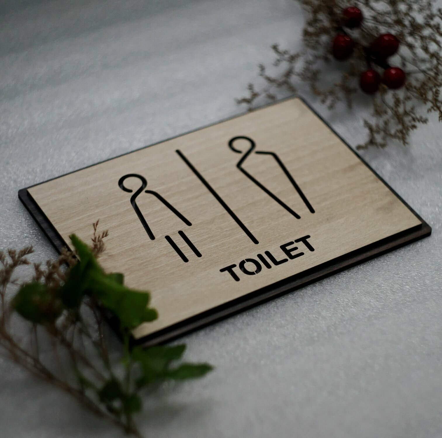 Табличка в стиле минимализм туалетная WC, на дверь, деревянная