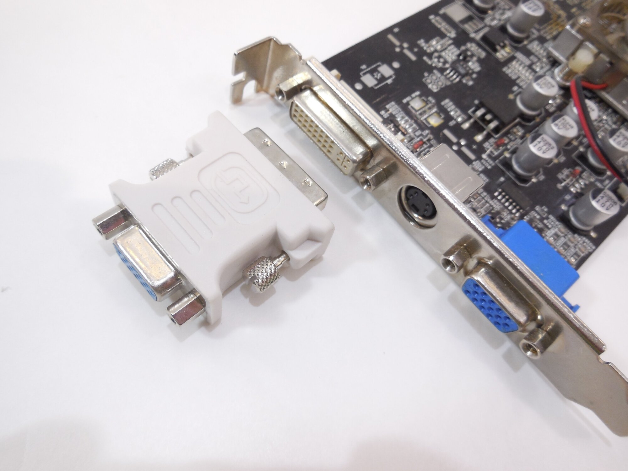 Переходник DVI-I -VGA (15F) — Адаптер — переходник DVI DVI-I m VGA HD15 f Переходник позволяющий подключить монитор с портом VGA к видеокарте компьютера с портом DVI-I. Переходник DVI-I male to VGA (D-Sub) female