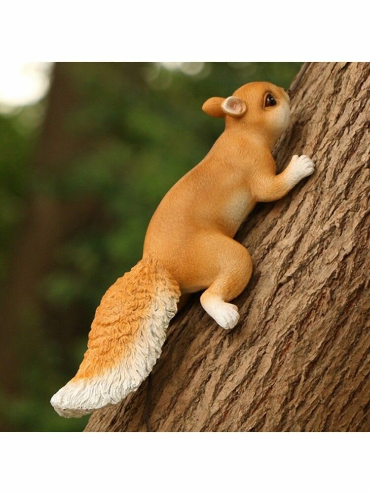 Скульптура из смолы в виде белки