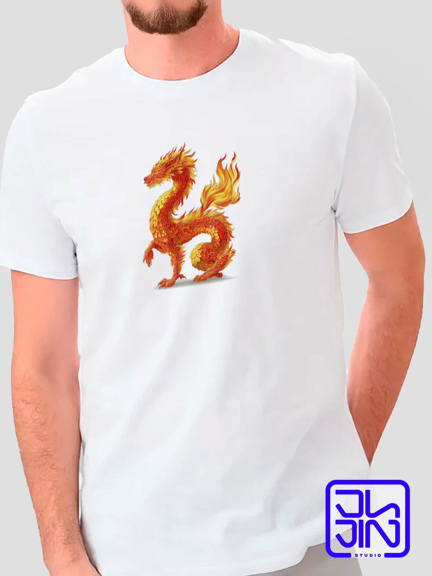 Футболка классическая мужская с авторским принтом Аниме дракон огненный, агрессивный в белом фэнтези стиле с оранжевыми пламенем, белый хлопковый трикотаж с прикольным рисунком на груди