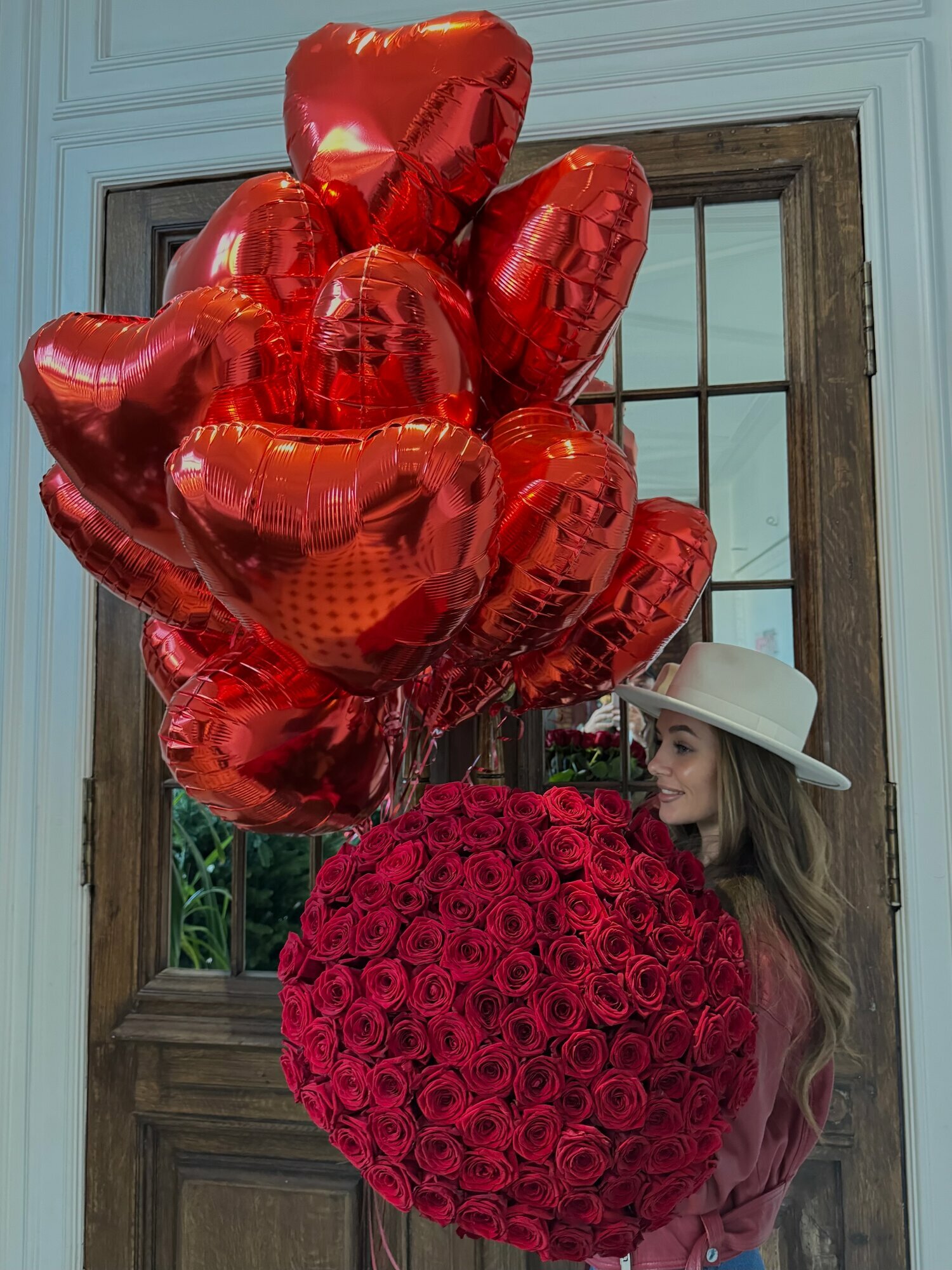 Большой букет из Красной розы 101 штука, + 15 гелиевых шаров, высота 55 см