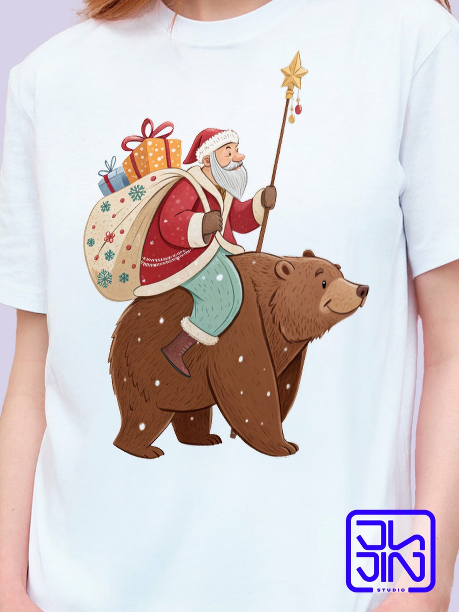 Футболка классическая женская с авторским принтом Санта винтажный в красной одежде на коричневом медведе с ретро подарками, белый хлопковый трикотаж с прикольным рисунком на груди