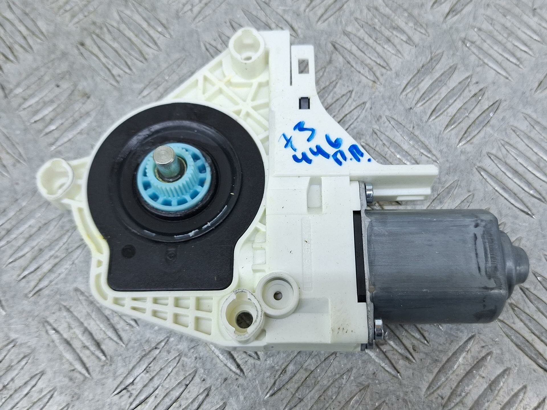 Моторчик стеклоподъемника передний правый Skoda Yeti 2013 8K0959812A