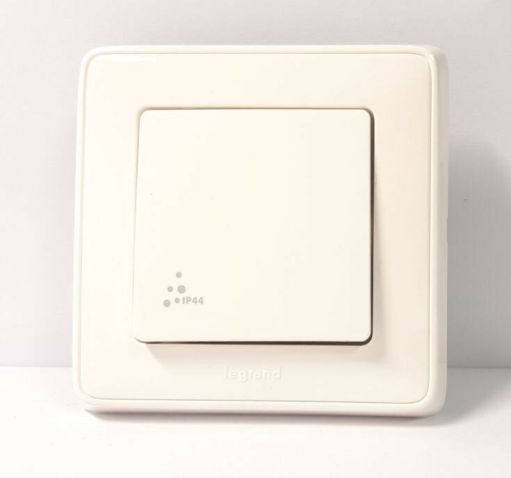 Выключатель одноклавишный IP44, Белый. Legrand Cariva арт 773609