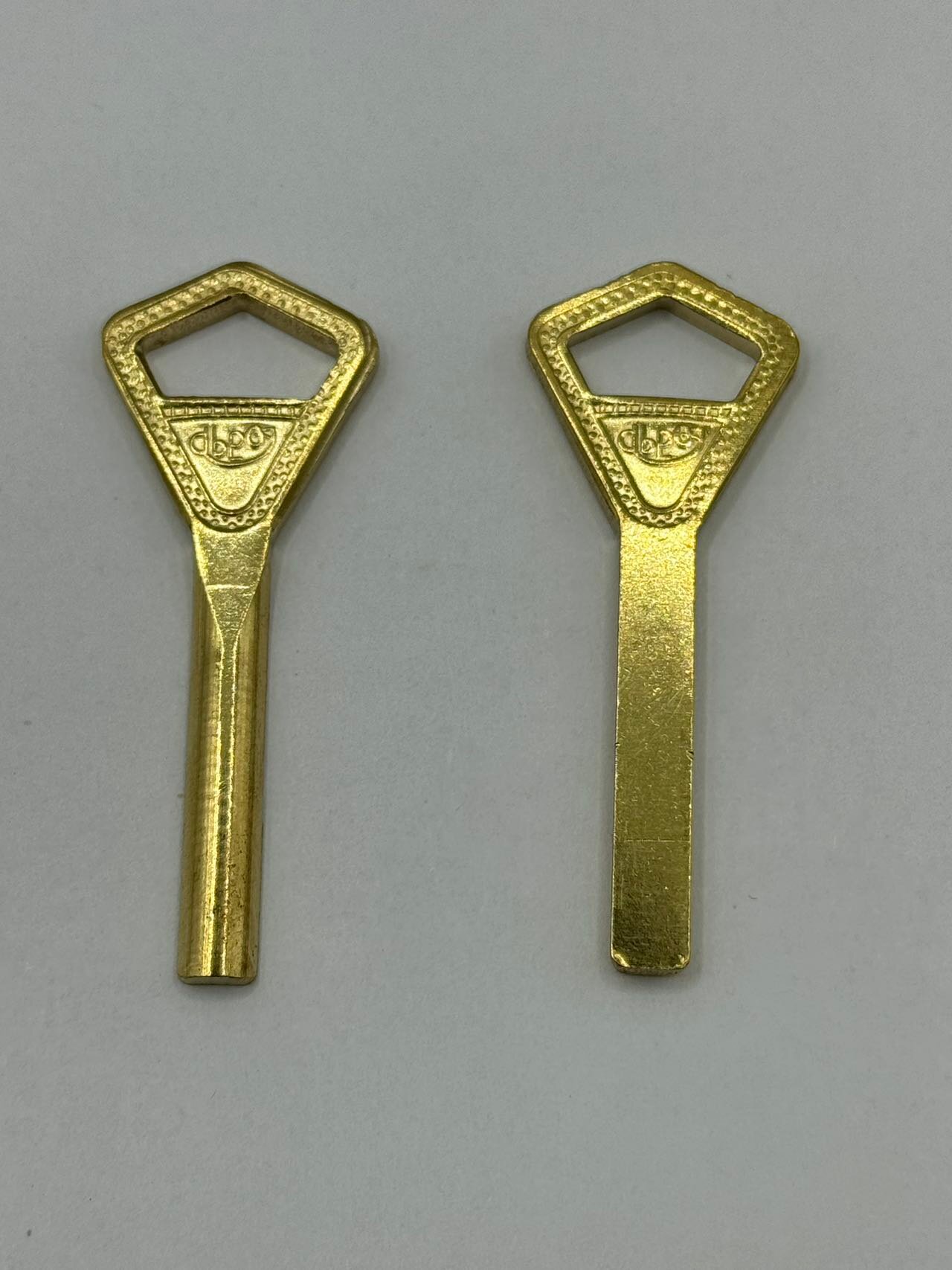 Английский ключ AY30_X_Abloy желтая латунь, удлин. 100 шт.