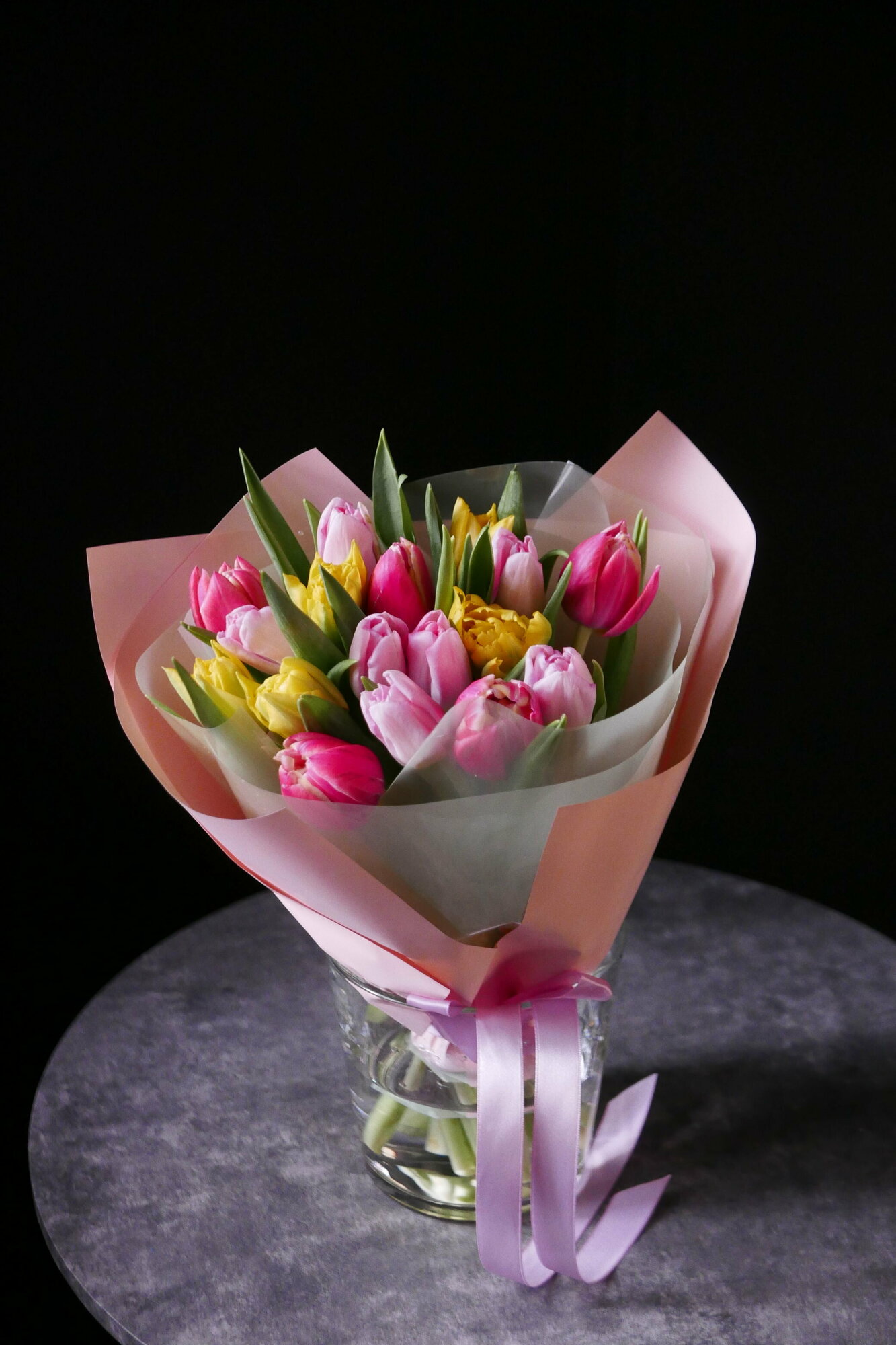 Букет KLUMBA.MOSCOW "17 ярких тюльпанов", сборный, 17 цветов, аквабокс