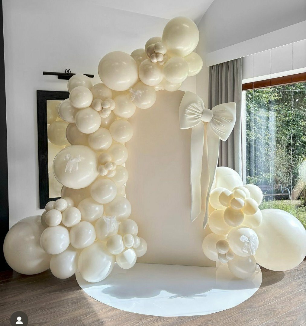 Фотозона из воздушных шаров "Белоснежная" с бантом