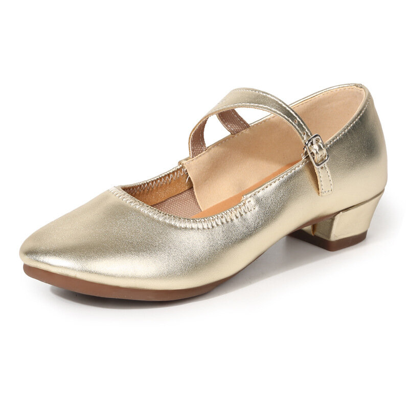 Спортивные туфли