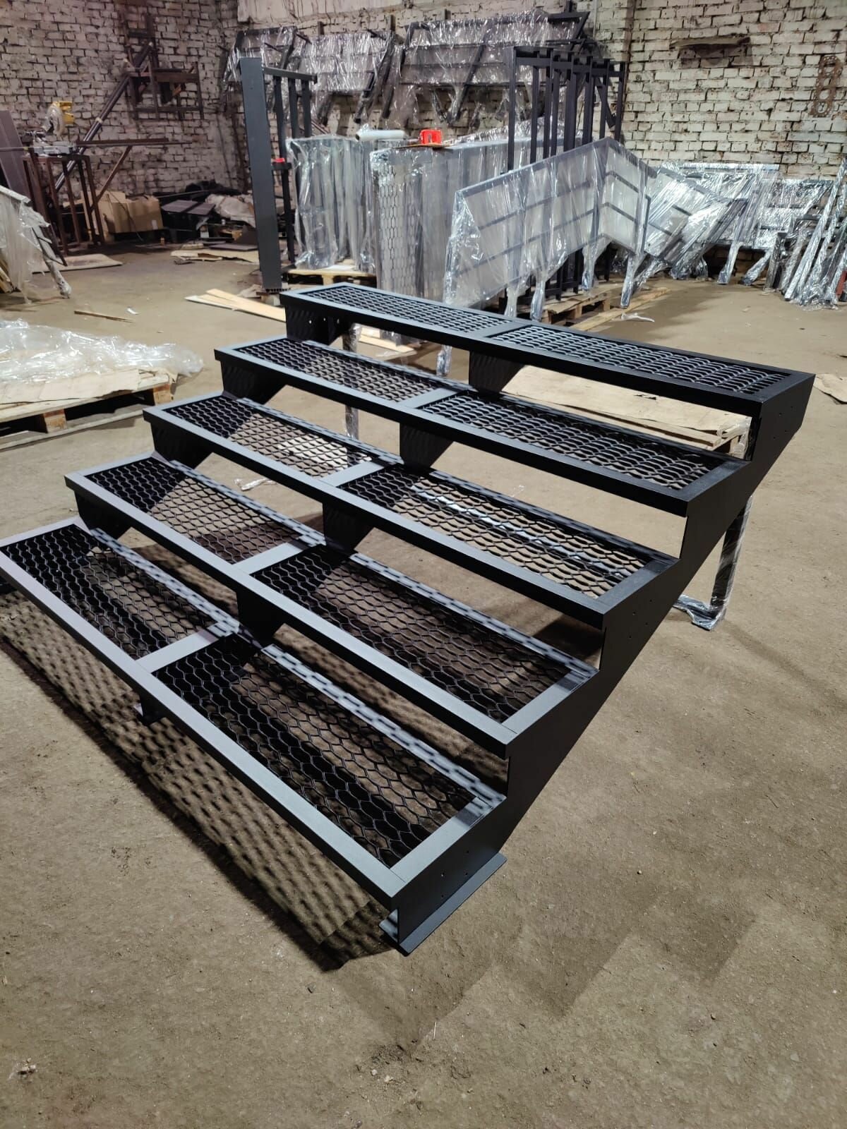 Лестница-крыльцо 5 ступеней, с ступенями ПВЛ , без ограждения. Ширина 1,5м.