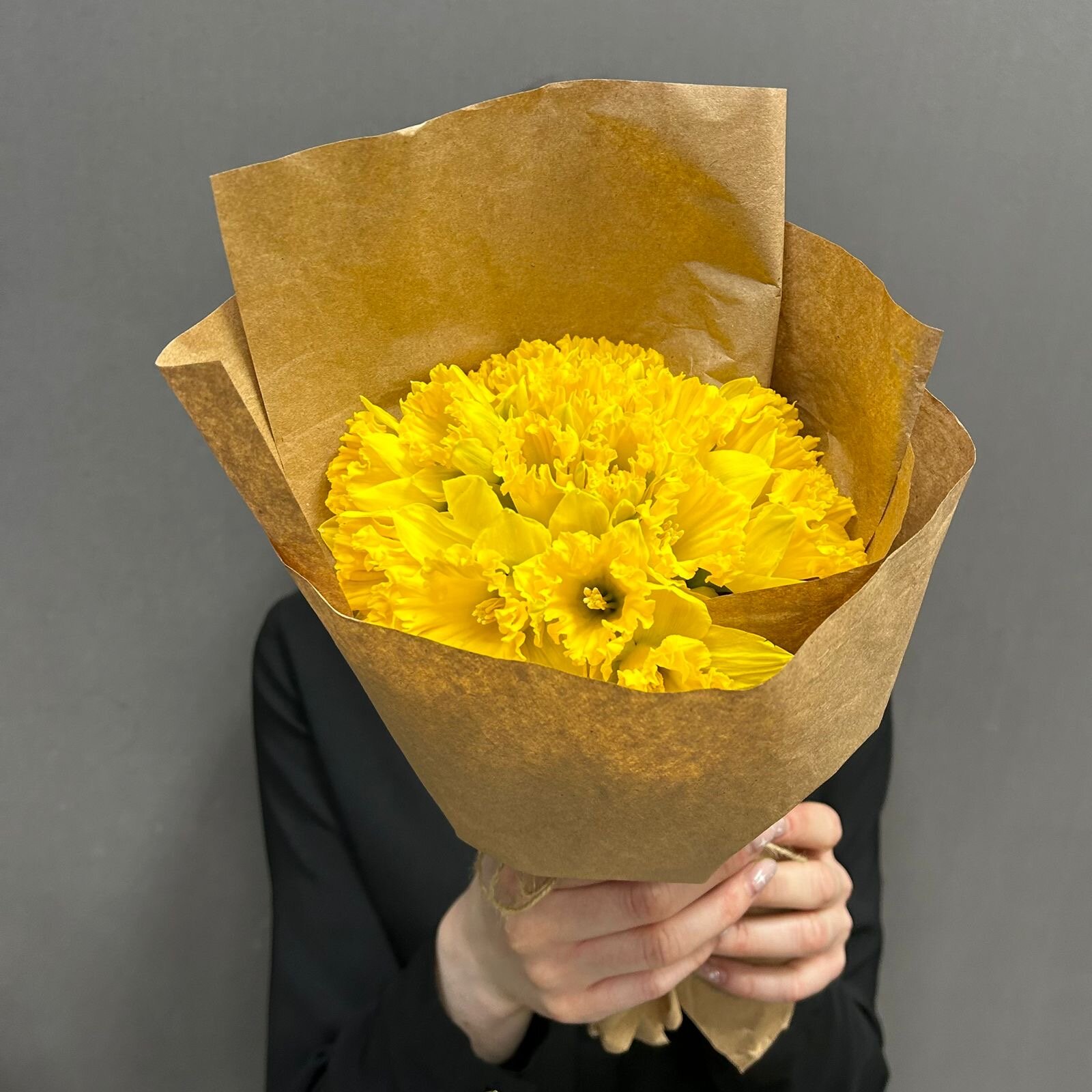 Букет-комплимент из 15 нарциссов в жатом крафте