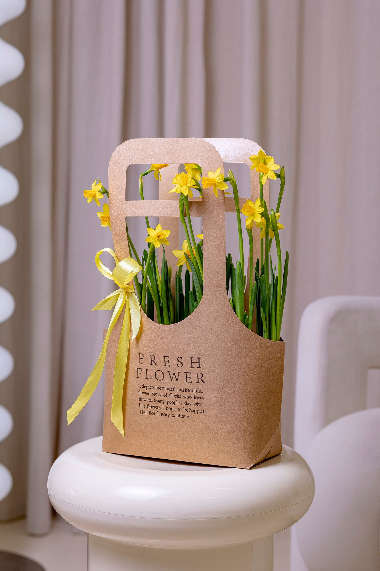 Композиция из нарциссов в сумочке h 35 см от бренда margo plants