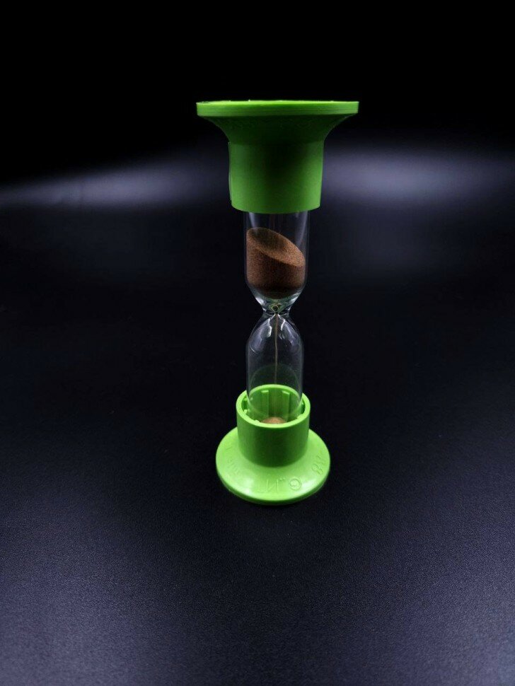 Песочные часы из стекла на 5 минут с пластиковой подставкой (Россия)