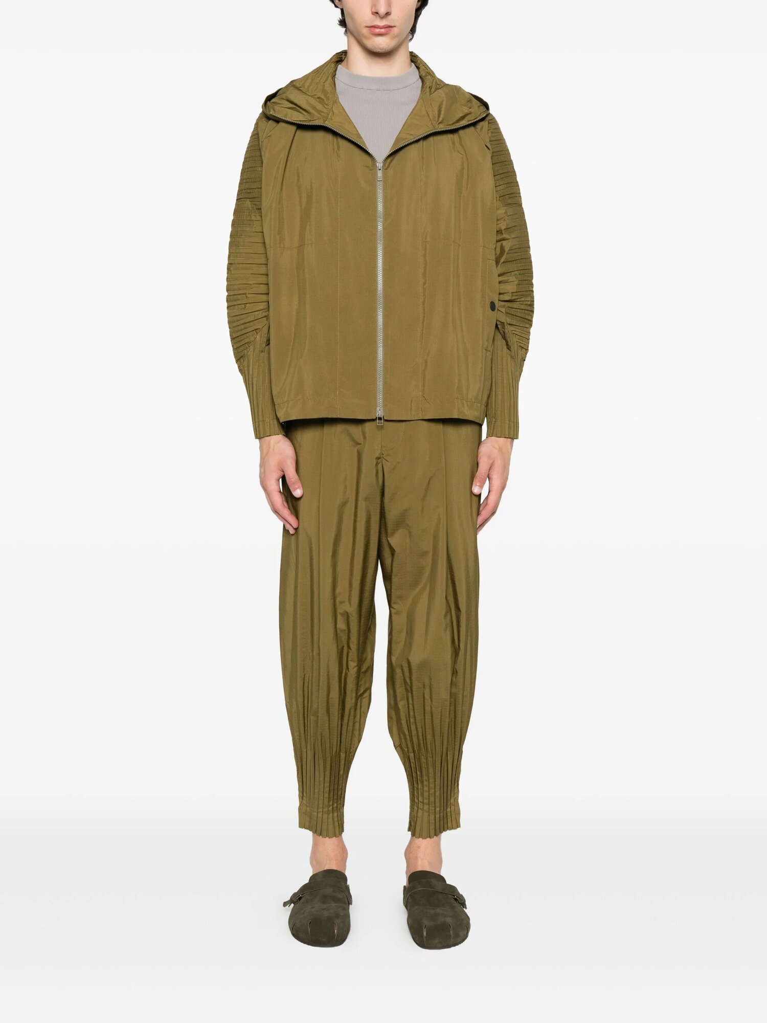Брюки классические HOMME PLISSE ISSEY MIYAKE, размер 2, зеленый — фото 1