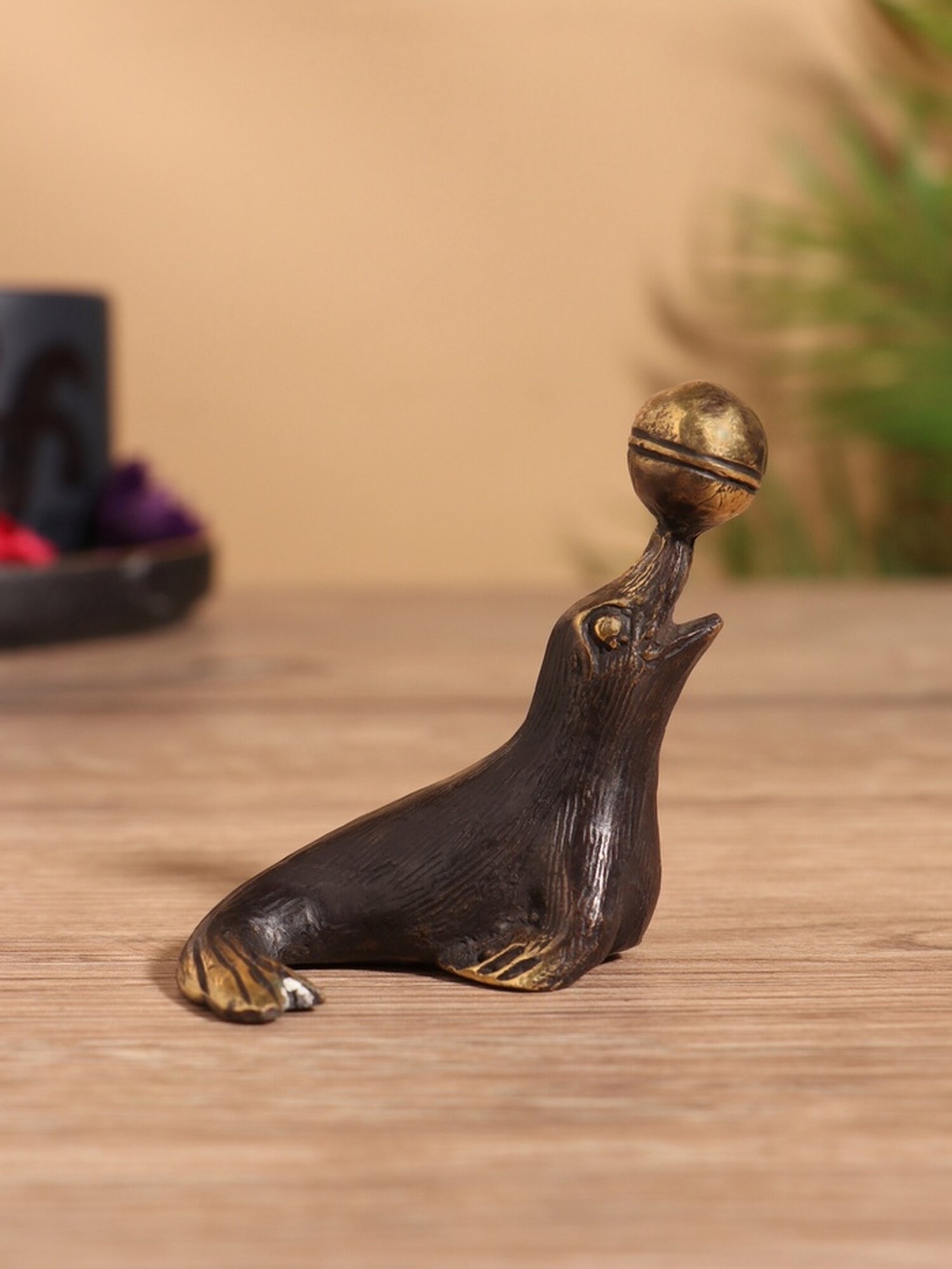 Сувенир «Тюлень с мячом», бронзовый, размер 7×4×7 см, 10176549