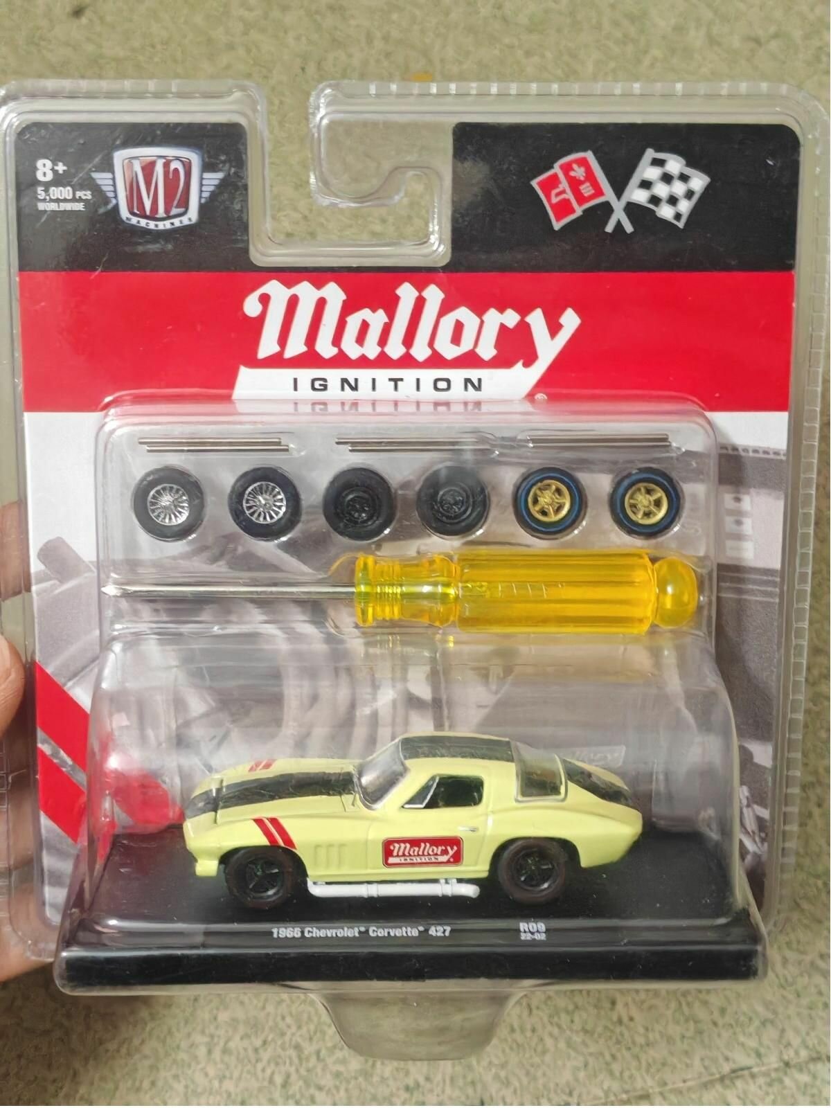 Машинка M2 Machines 1/64 1966 Chevrolet corvette 427 Cream color Die-cast Alloy Car Model Collection Toy Gift