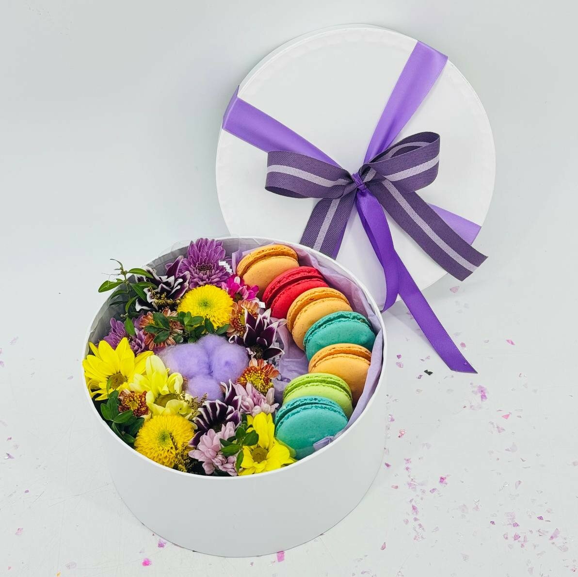 Подарочный бокс с цветами и пирожными макаронс. Коробка с цветами и сладостями