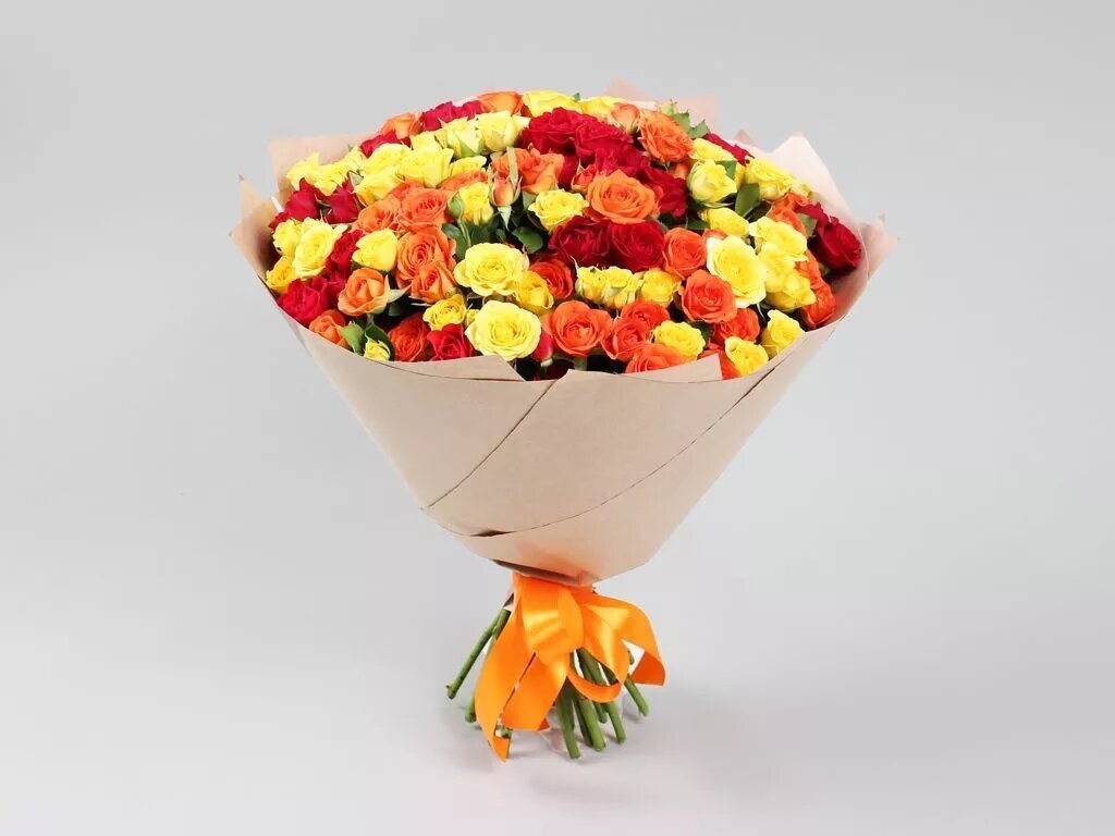 Букет 31 кустовая роза микс 50 см. в крафте