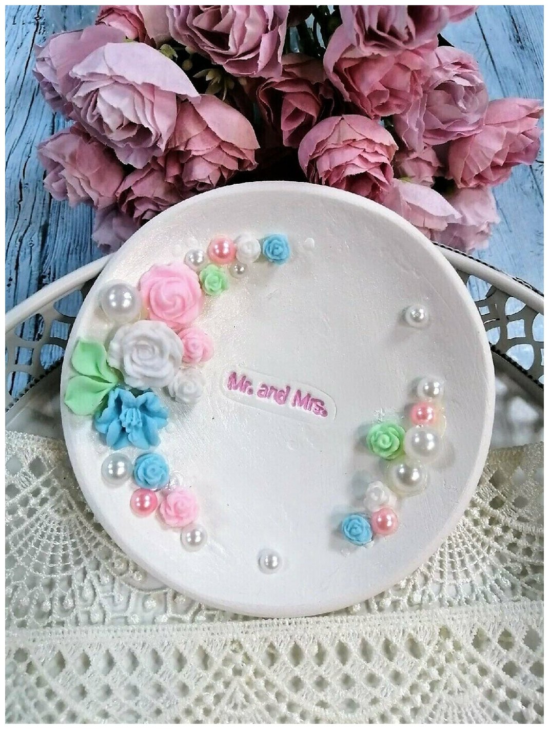 Свадебное блюдечко для обручальных колец с цветами из полимерной глины с розово-голубым декором.