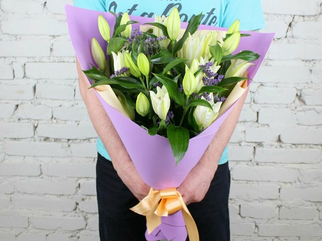 Букет 5 белых лилий с лимониумом