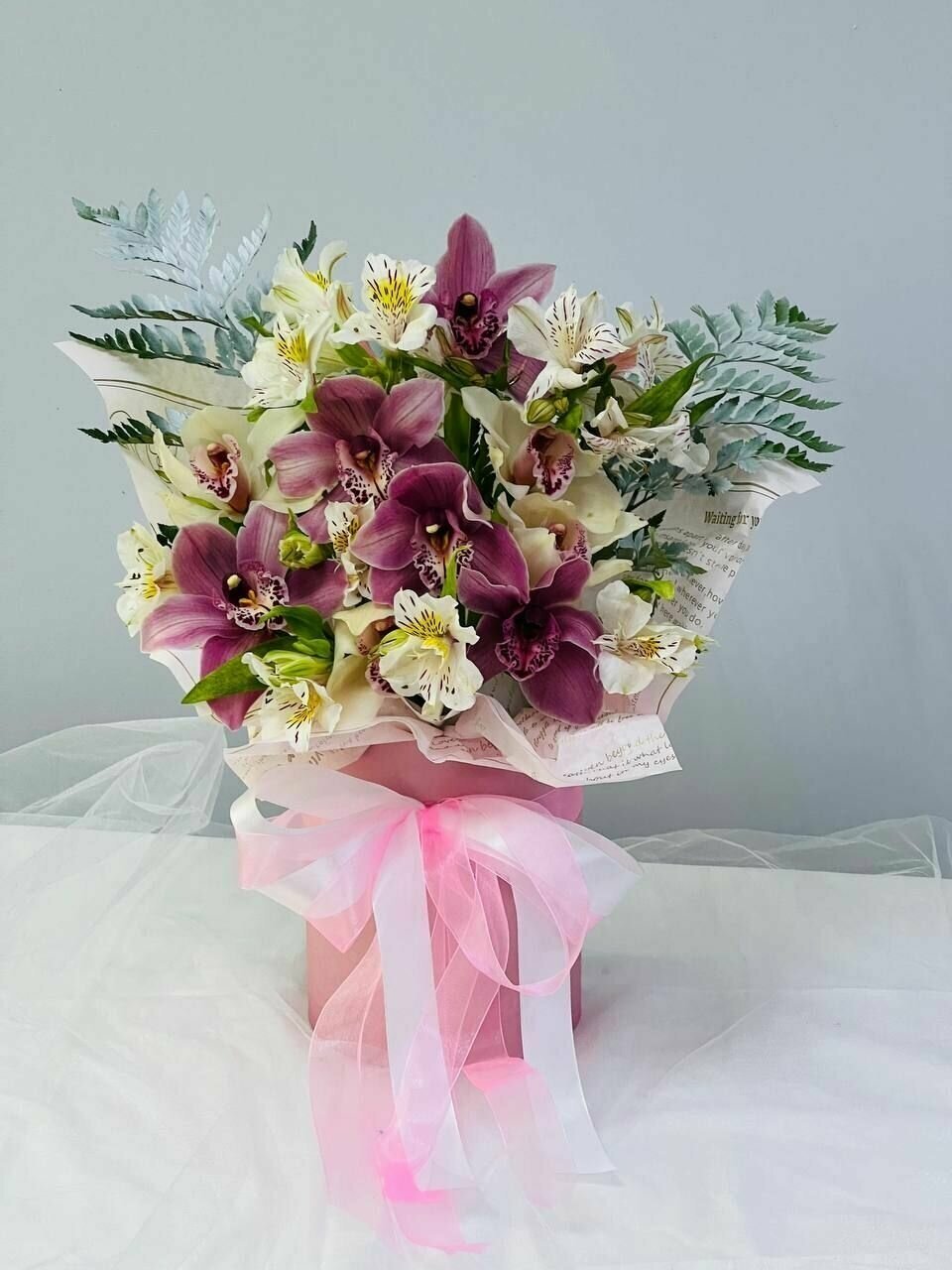 Орхидеи и альстромерии / Букет в коробке