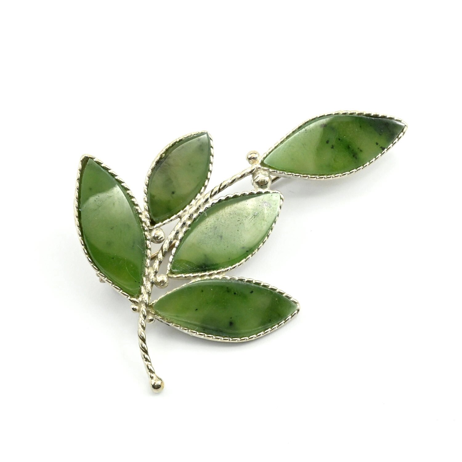 Брошь, нефрит