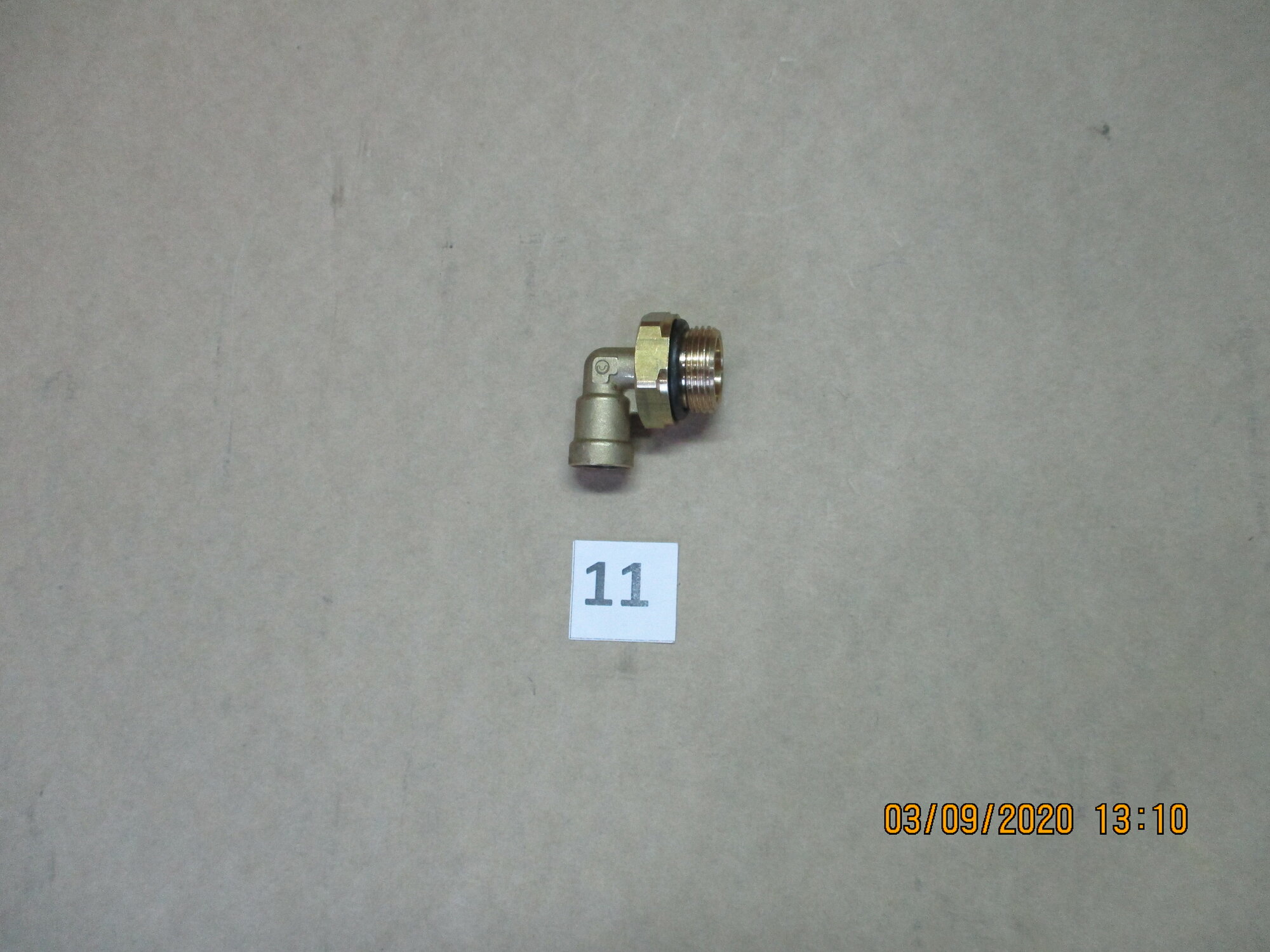 Соединитель трубки ПВХ, полиамид d=8мм (наружная резьба) М22х1,5 угольник латунь