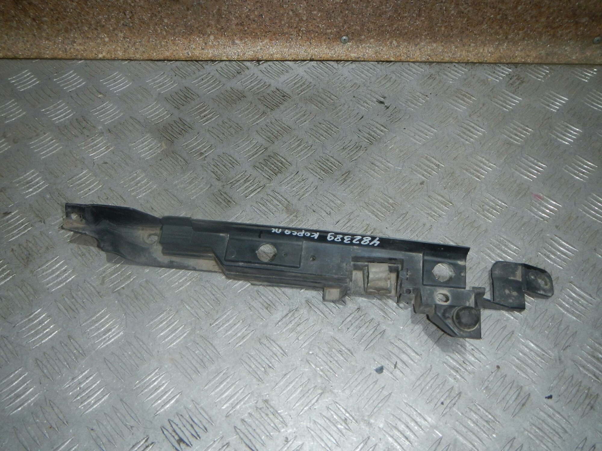 Б/У Кронштейн крепления крыла, Opel (Опель)-CORSA D (06-) OPEL CORSA D (06-) Левый верхний,пластик. Следы ремонта. 482389...