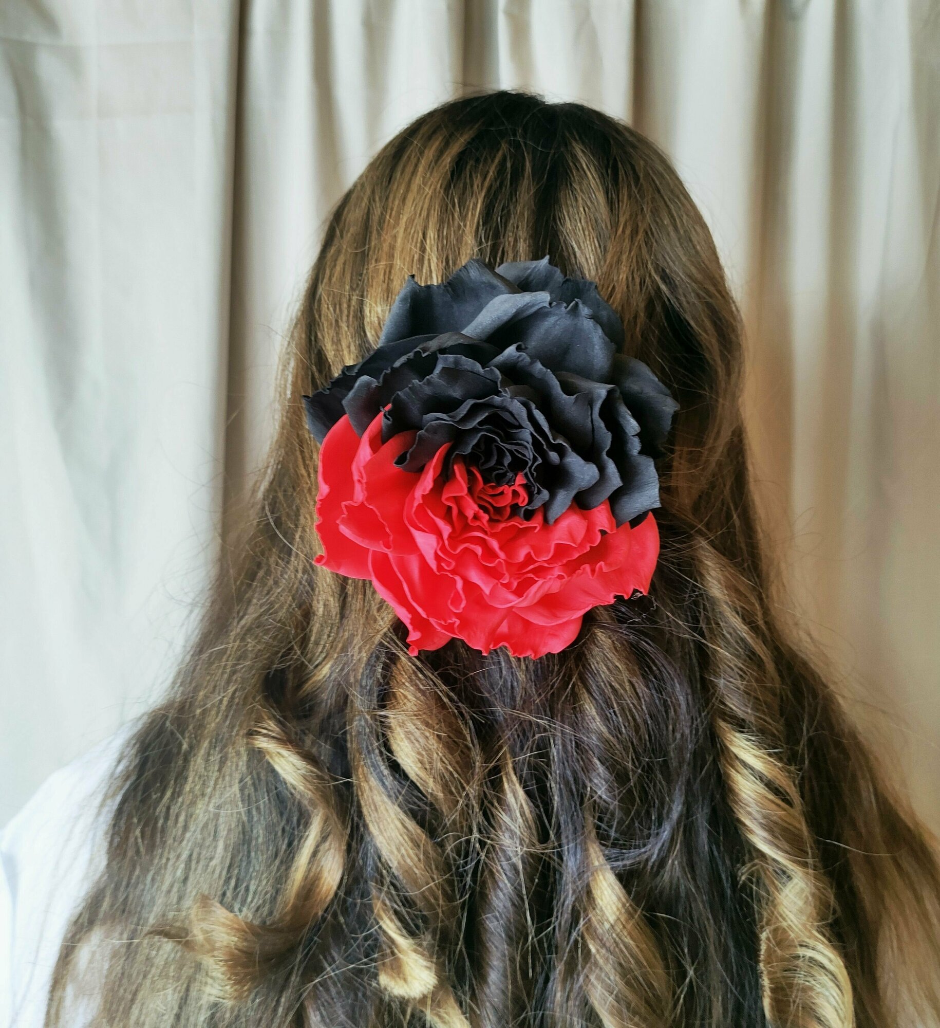Заколка-брошь для волос/одежды/сумки крупный цветок роза реалистичная чёрная с красным 1222мп