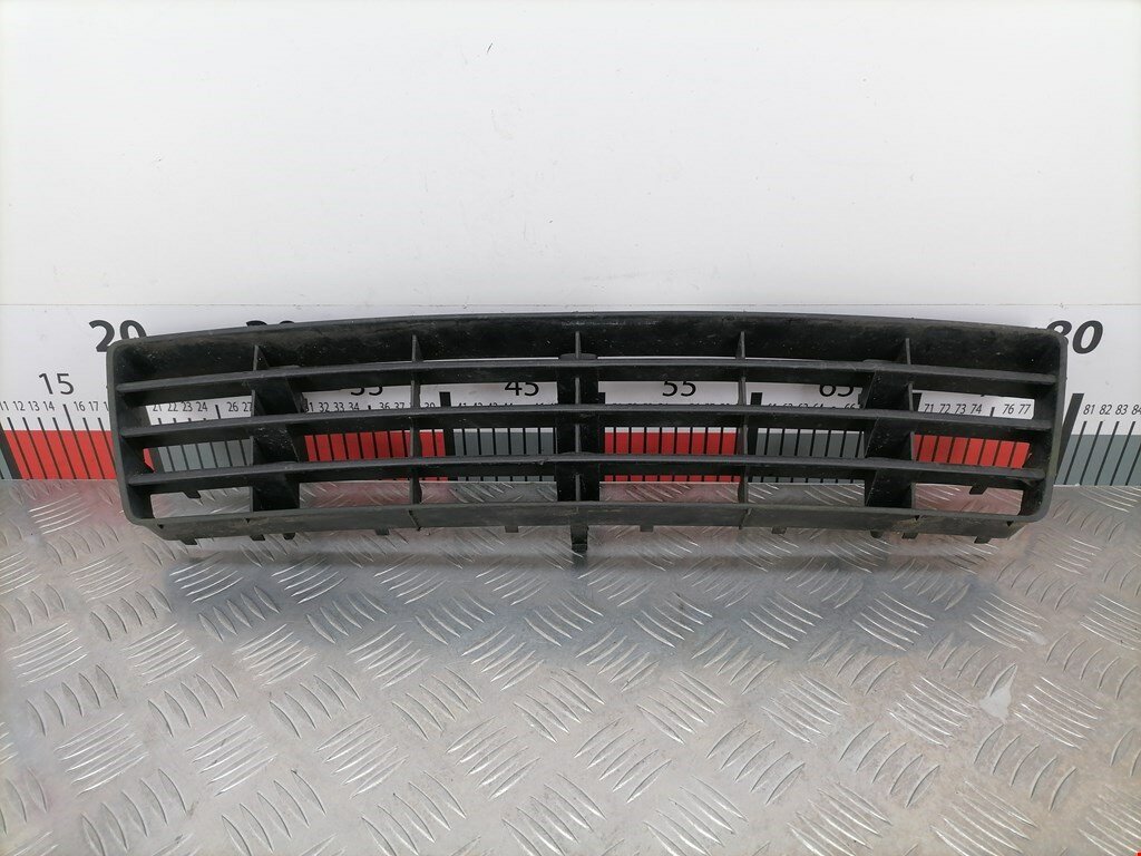 Решетка (заглушка) в бампер центральная Audi A6 C5 4B0807683F арт. 2081420