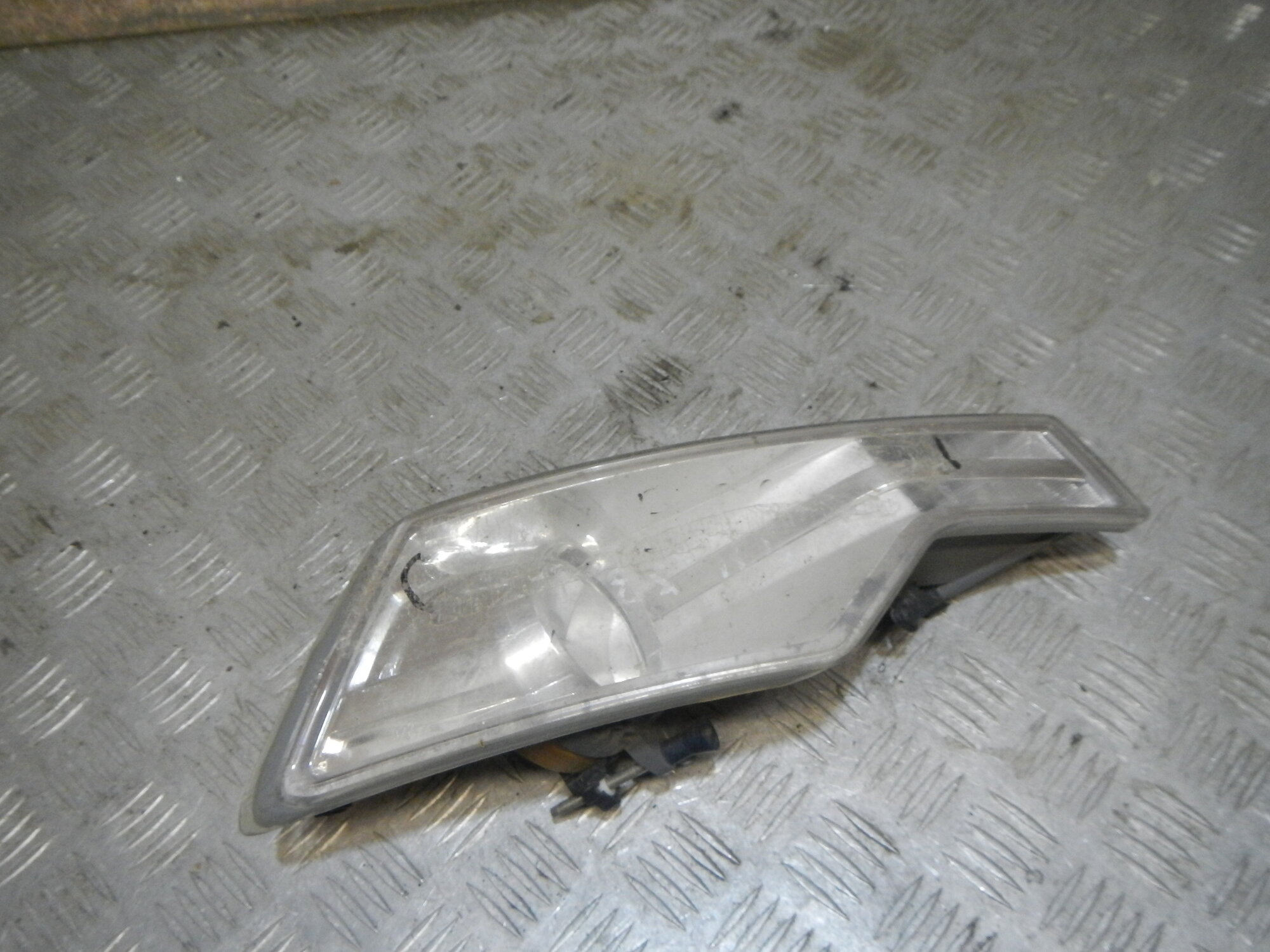 Б/У Фара противотуманная правая, Citroen (Ситроен)-C5 (08-17) CITROEN C5 (08-17) Следы от скотча, поврежден отражатель. ...