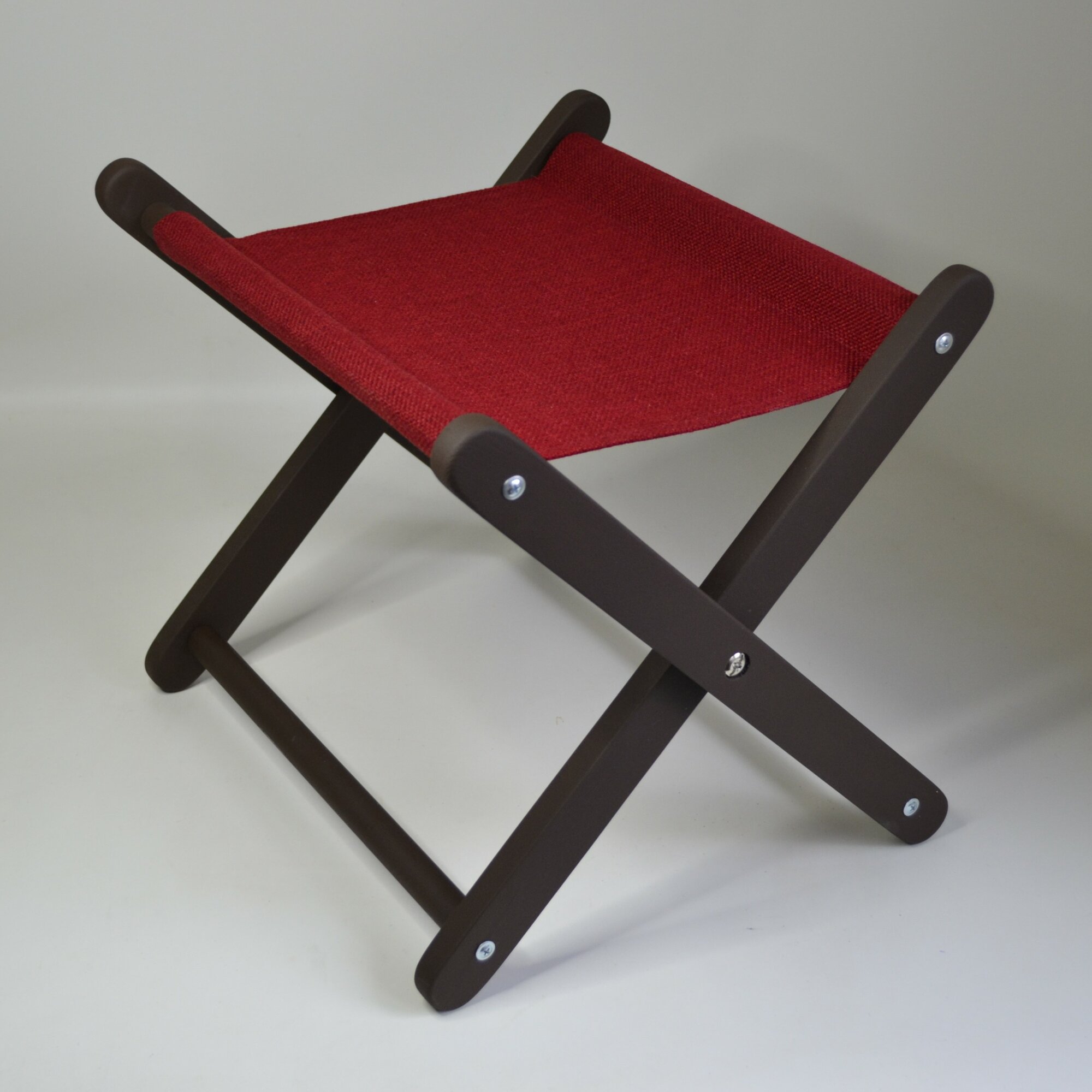 Подставка для сумок из красной рогожки с деревянной основой горький шоколад