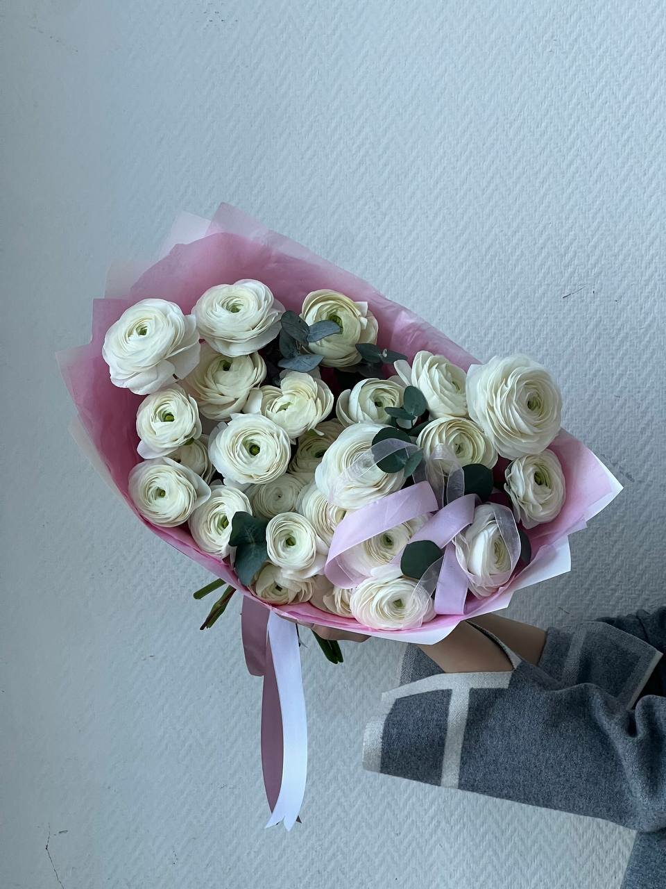 25 белых ранункулюсов