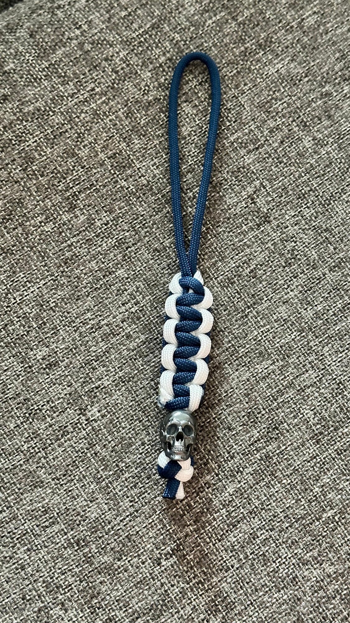 Темляк с бусиной "Череп" серебристый, вер.1