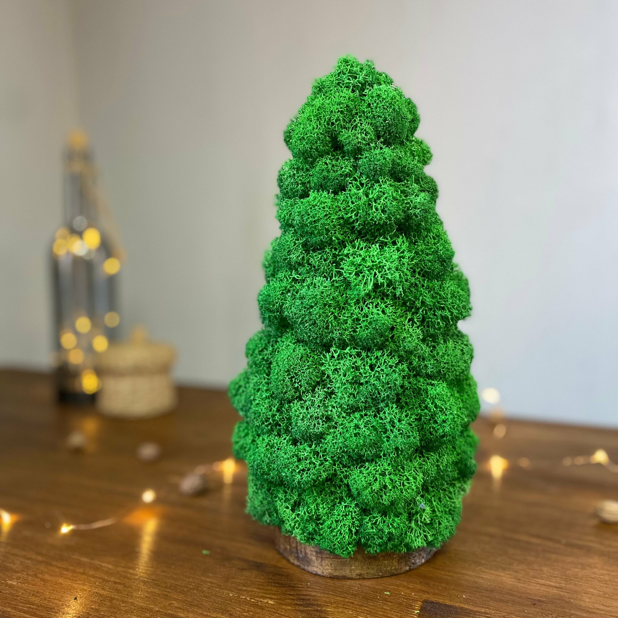 Елка заснеженная "Кремлевская" из мха в подарочной упаковке, настольная 28 см, Гринч